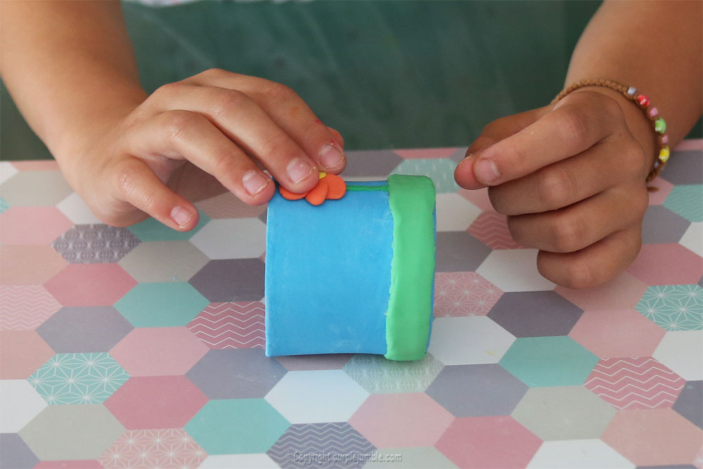 Un petit pot de plantes en pâte à modeler spécial kid {DIY} - Purple Jumble