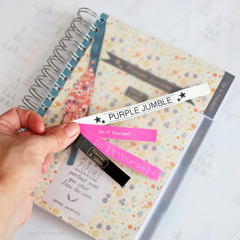 Customiser un carnet avec du papier et des étiquettes {DIY} - Purple Jumble