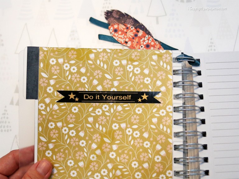 Customiser un carnet avec du papier et des étiquettes {DIY} - Purple Jumble