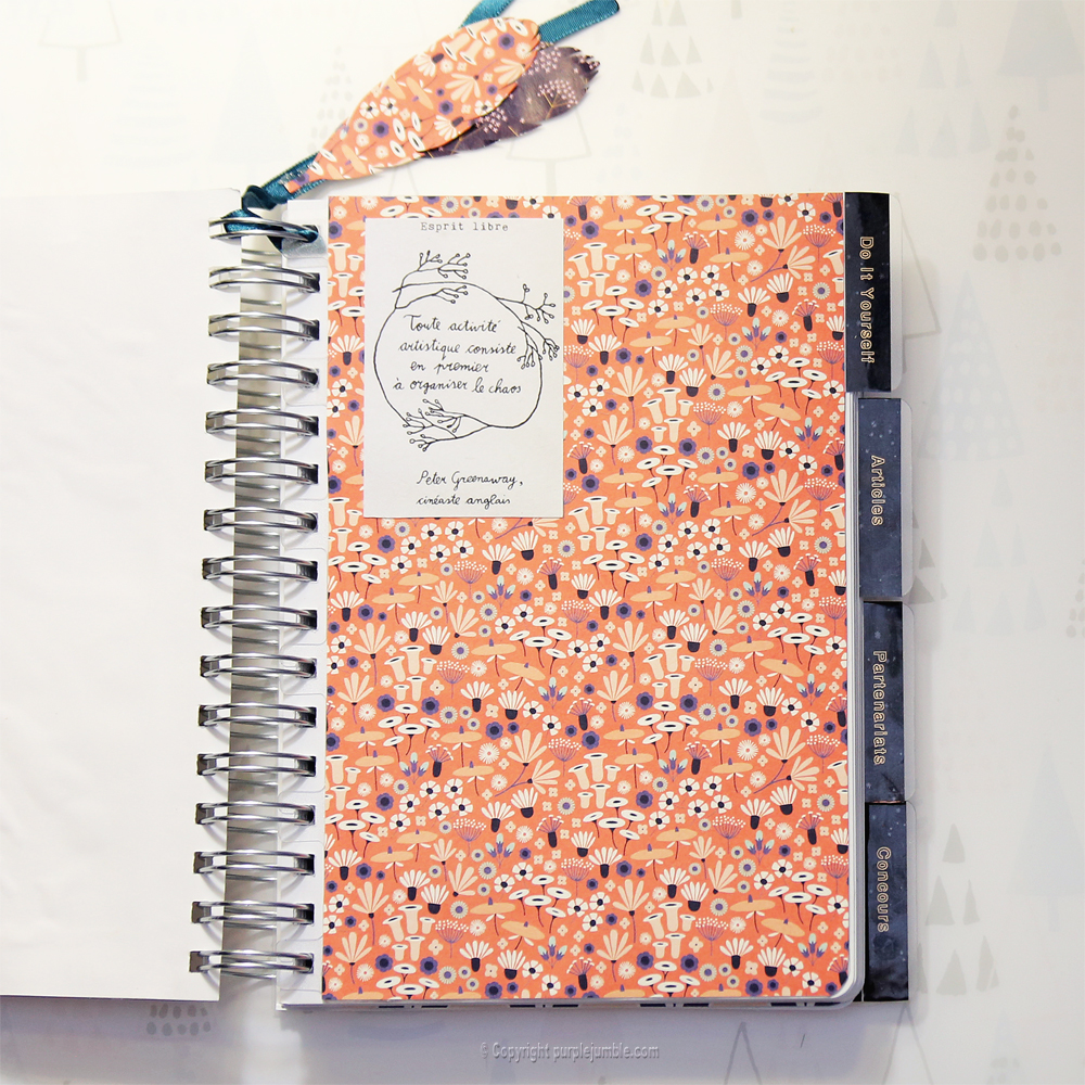 Customiser un carnet avec du papier et des étiquettes {DIY} - Purple Jumble