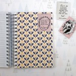 Customiser un carnet avec du papier et des étiquettes {DIY} - Purple Jumble