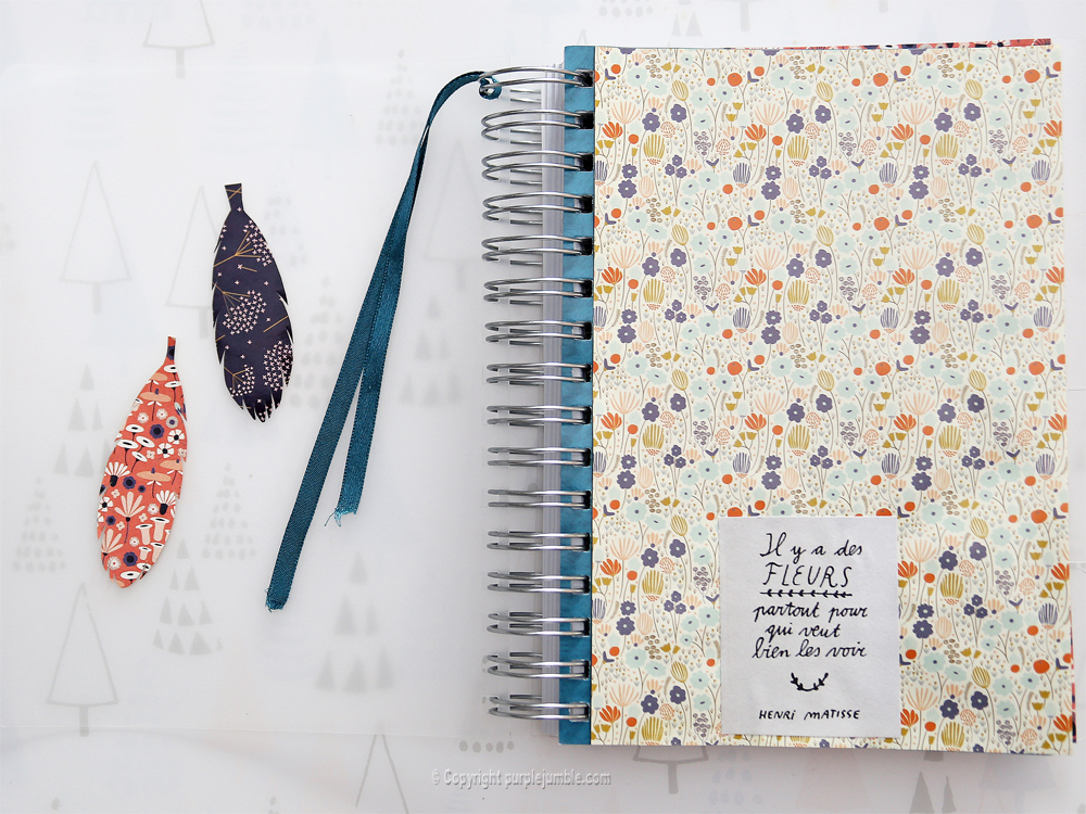 Customiser un carnet avec du papier et des étiquettes {DIY} - Purple Jumble