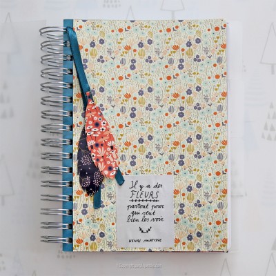 Customiser un carnet avec du papier et des étiquettes {DIY} - Purple Jumble