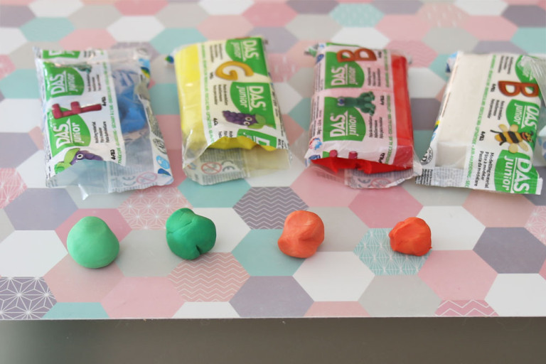 Un petit pot de plantes en pâte à modeler spécial kid {DIY} - Purple Jumble