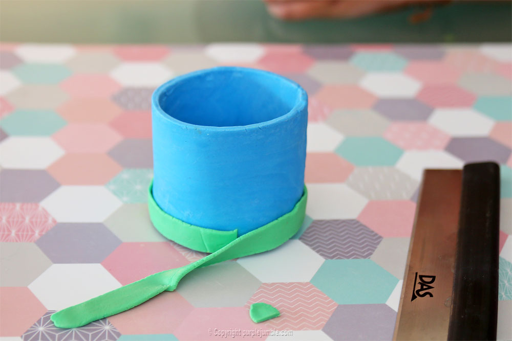Un petit pot de plantes en pâte à modeler spécial kid {DIY} - Purple Jumble