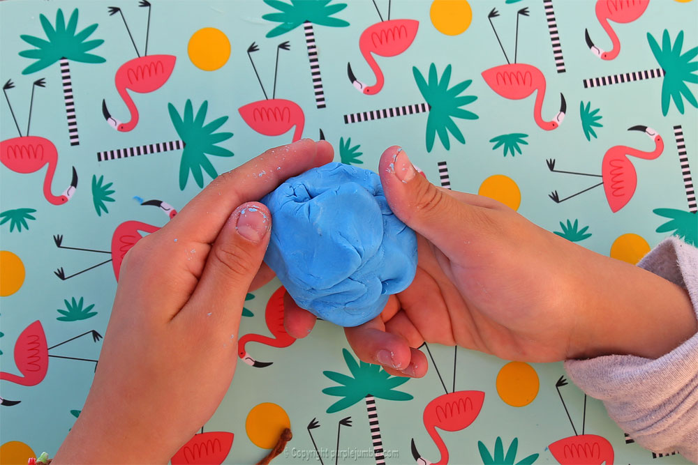 Un petit pot de plantes en pâte à modeler spécial kid {DIY} - Purple Jumble